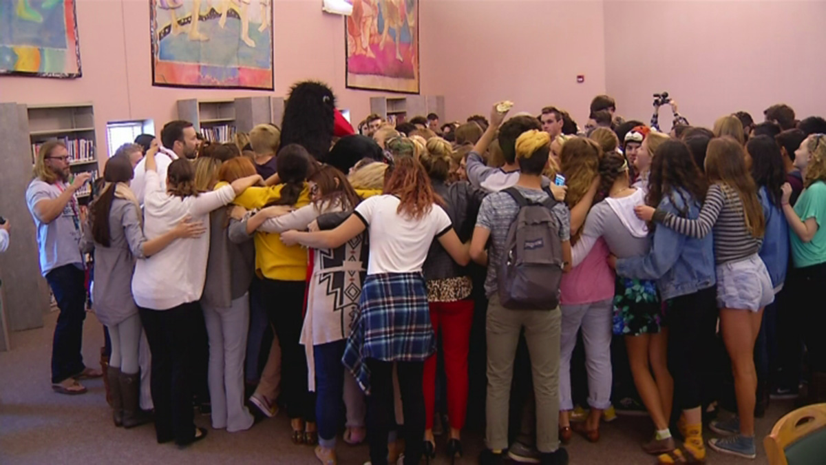 Carmel Valley School Sets World Record for Biggest Group Hug – NBC 7 ...