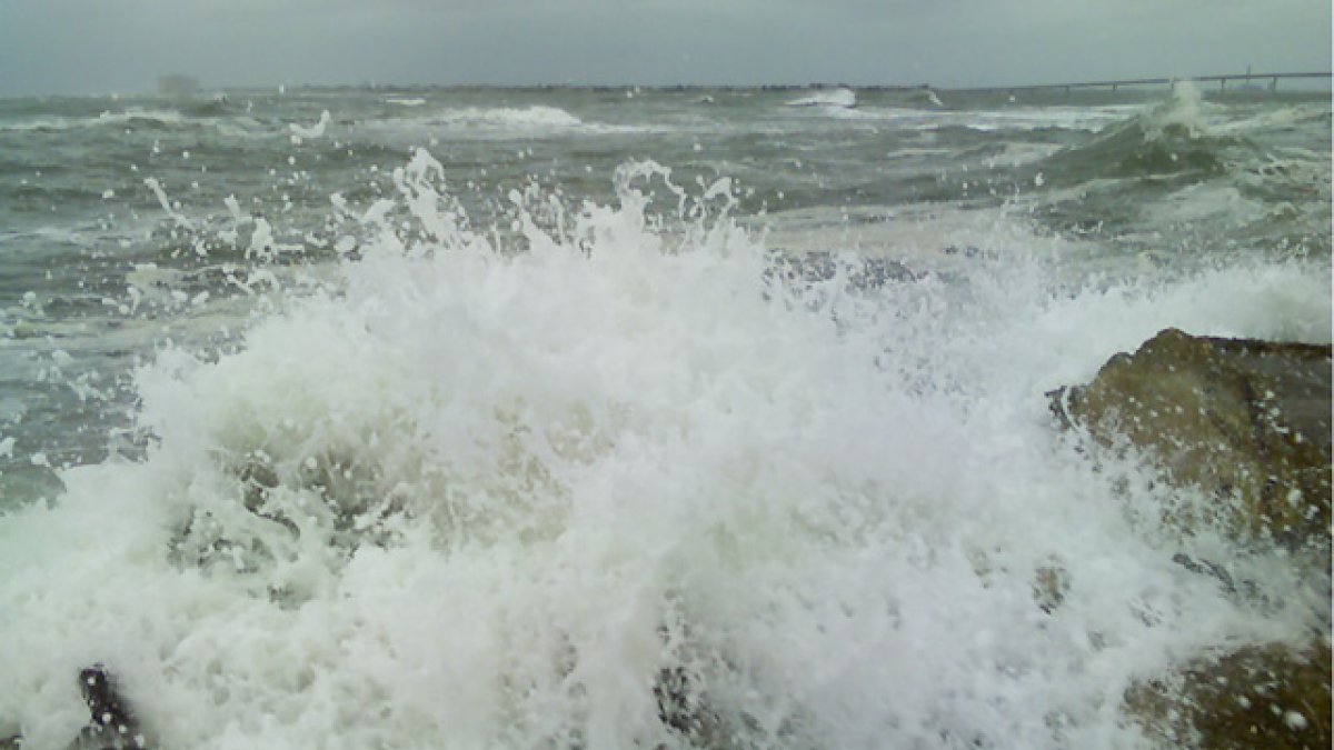 Chilly nights and swimming hazard warning issued as high tides hit San ...