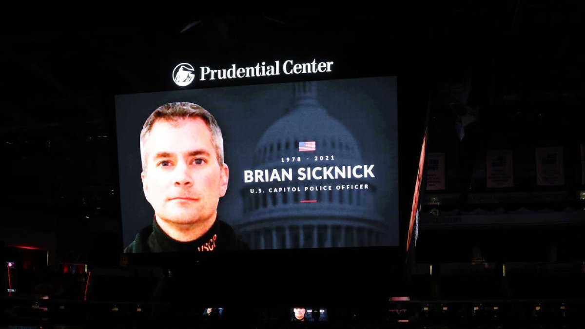 FBI Targeting Single Assailant in Death Investigation of Capitol Police ...