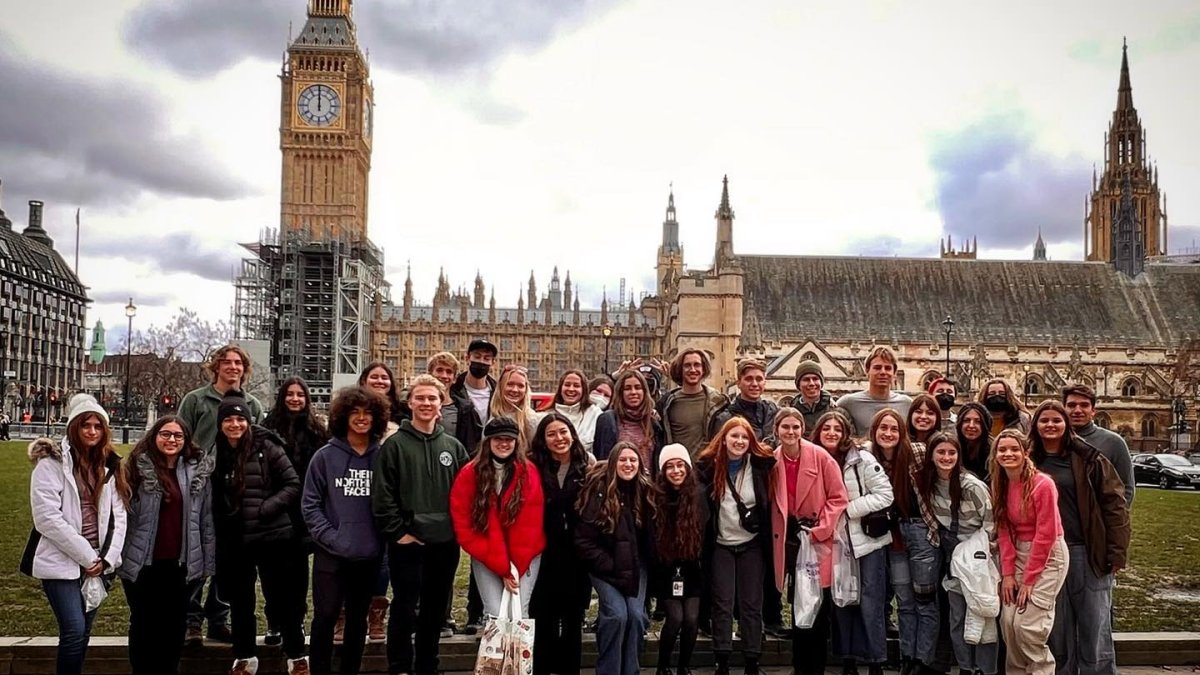 Valhalla High School Choir Turns Flight Delay Into Impromptu Concert ...