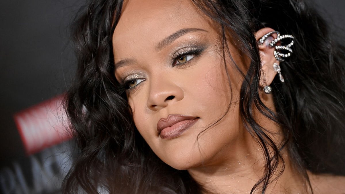 VIDEO: Rihanna Teases 2023 Super Bowl Halftime Show Performance in New ...