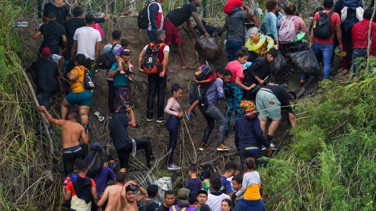Migrants Rush Across Us Border As Title 42 Expires Nbc 7 San Diego