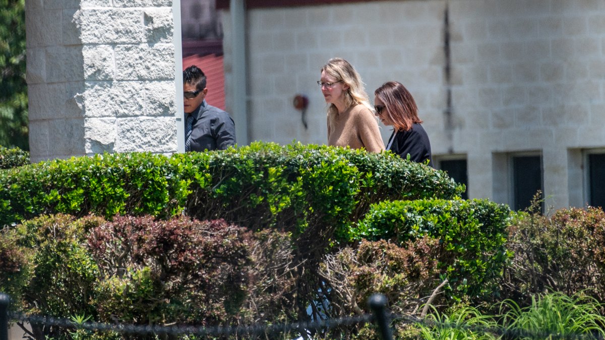 Elizabeth Holmes Enters Texas Prison – NBC 7 San Diego