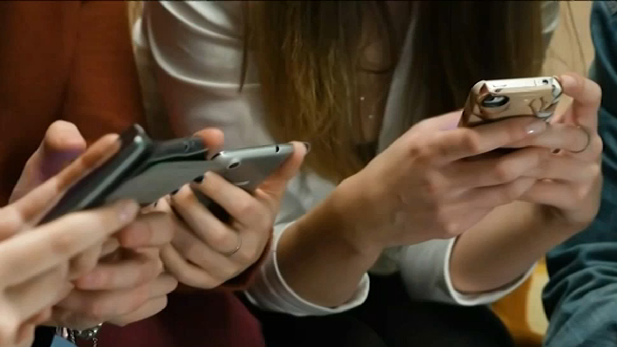 No phones in the bathroom: Psychiatrist breaks down bad phone habits ...