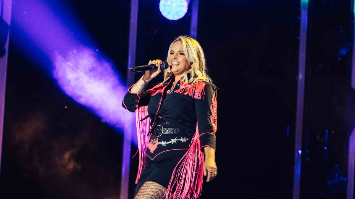 Miranda Lambert calls out fans for taking selfie during Las Vegas show ...