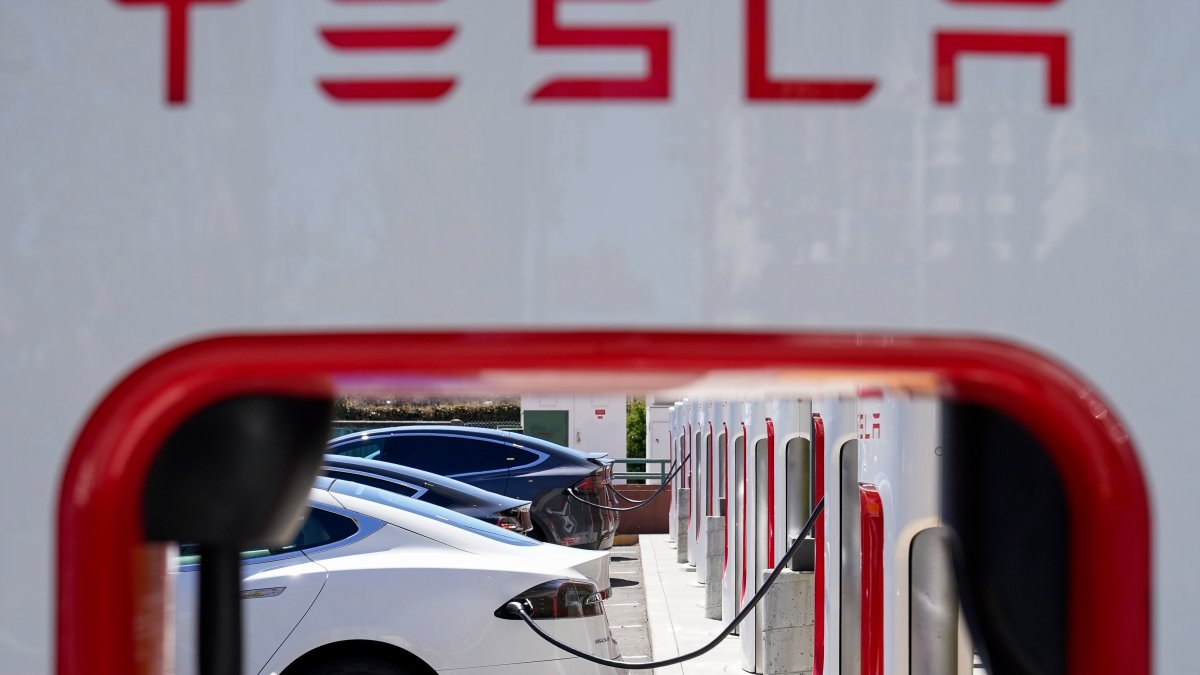 White House backs Tesla charging plugs as the standard for all EVs ...