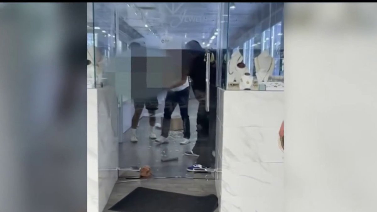 WATCH: SoCal jewelry store owners fight off burglar – NBC 7 San Diego