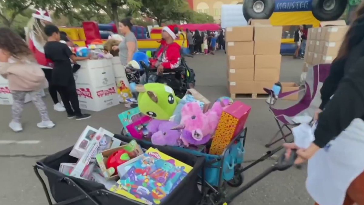 Thousands of kids receive toys at annual Christmas Extravaganza in ...