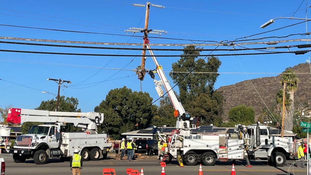 Car crashes into pole taking out power to more than 1,000 in East ...