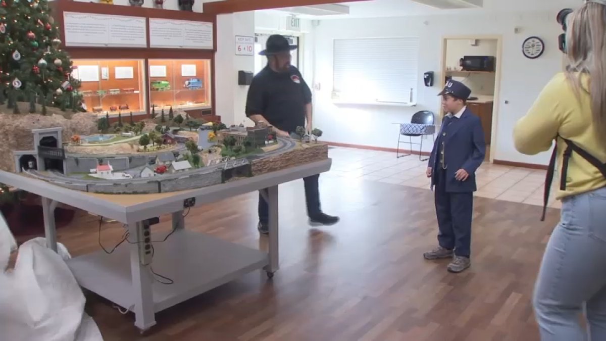 Shotgun Tom Kelly helps unveil model train for San Diego Make-A-Wish ...