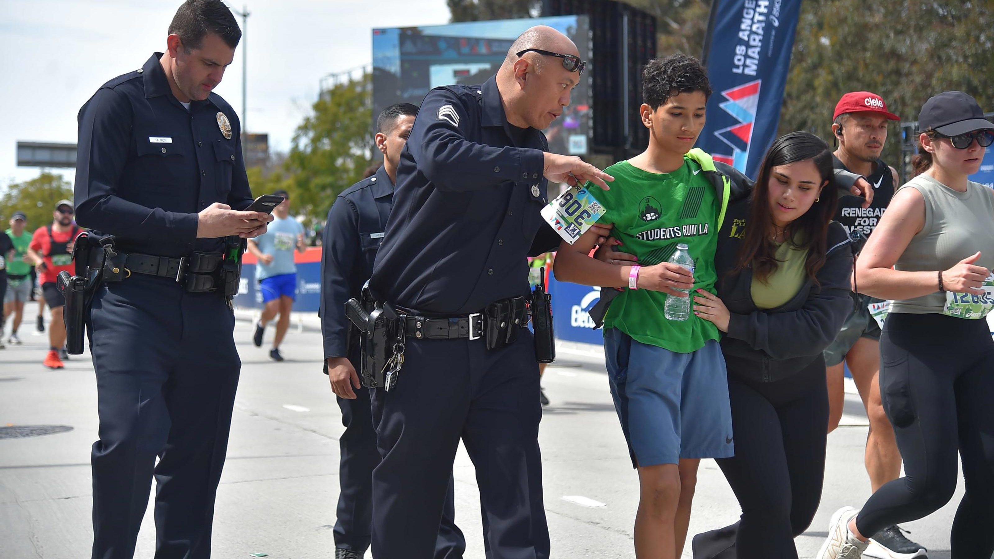 LAPD Sergeant helps carry young runner to LA Marathon finish – NBC 7 ...