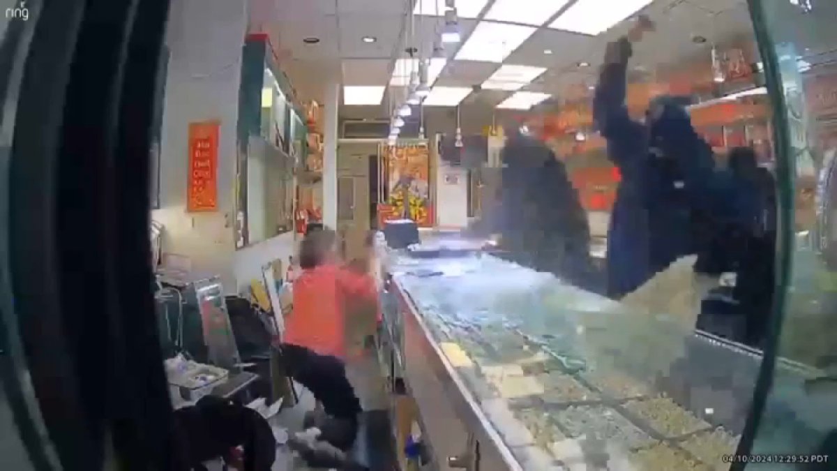 Smash-and-grab thieves hit jewelry store in Oakland’s Chinatown – NBC 7 ...