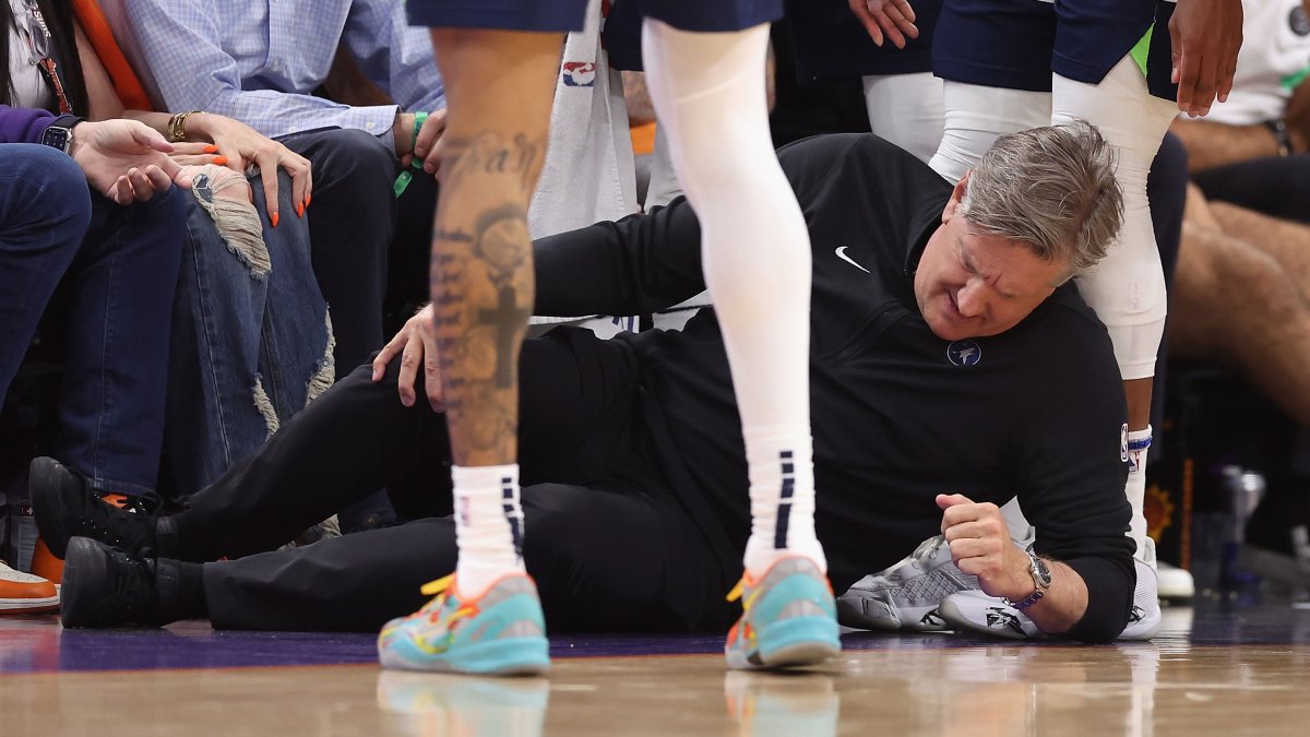 Timberwolves coach Chris Finch to have knee surgery after collision: AP ...