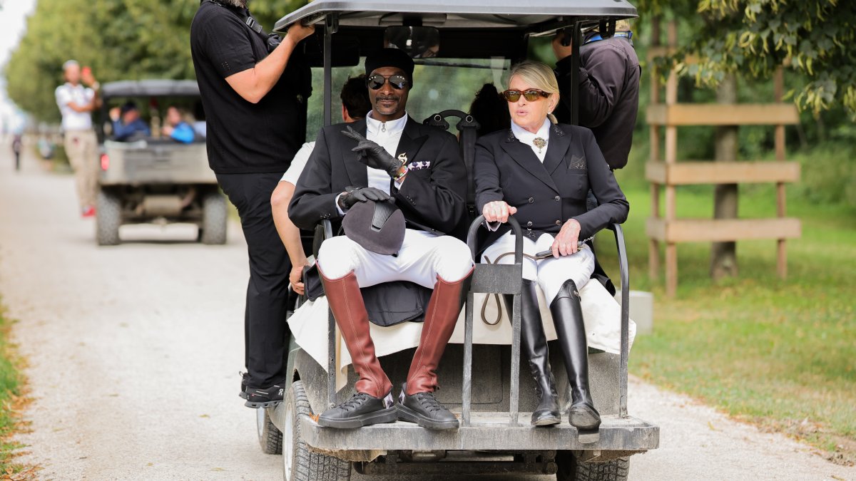 Snoop Dogg and Martha Stewart’s matching equestrian outfits at the ... Snoop Dogg and Martha Stewart’s matching equestrian outfits at the ...