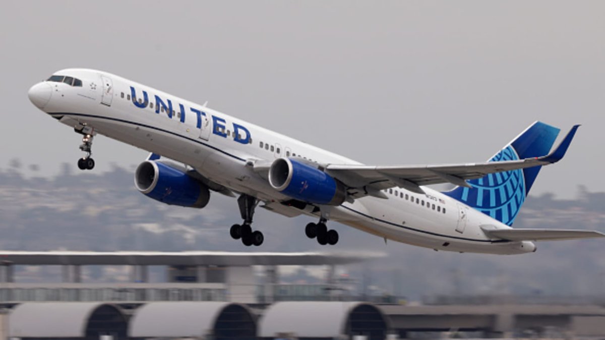 United Airlines passenger attacks a man mid-flight from SFO to Dulles ...