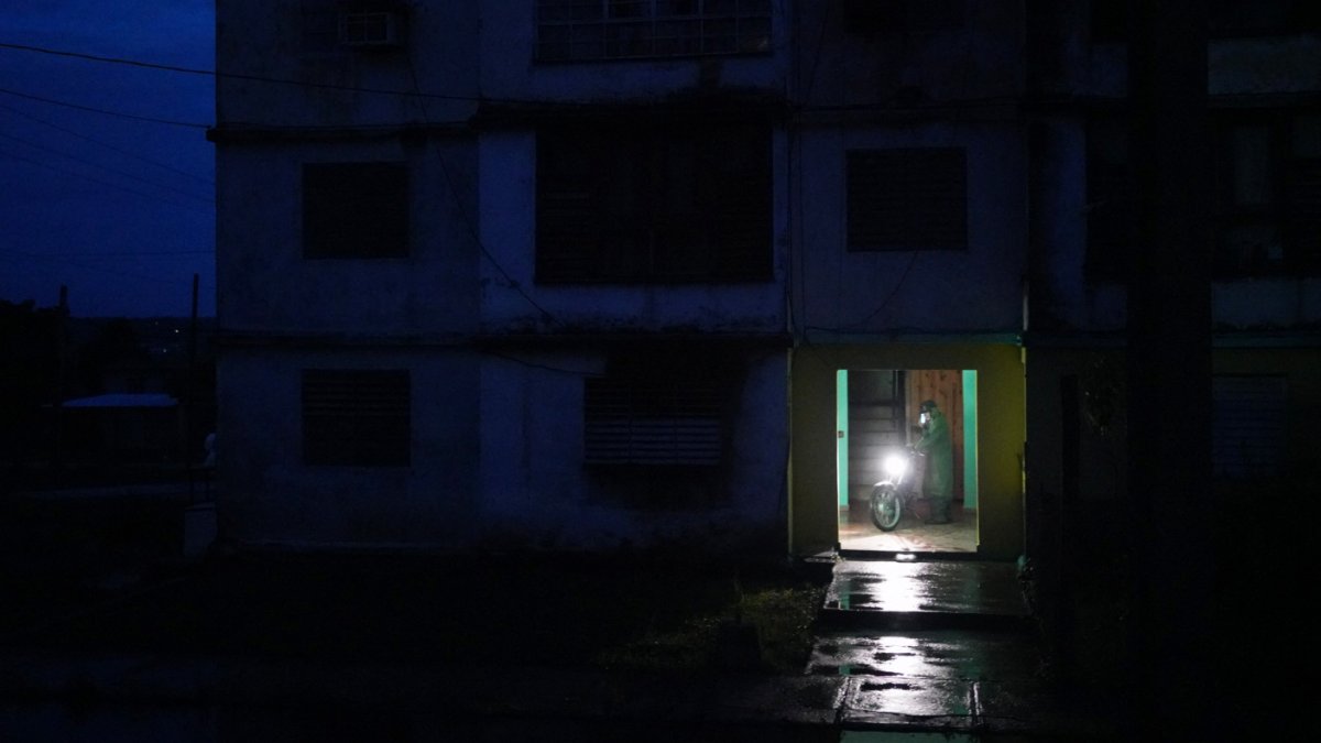 Power goes out on the entire island of Cuba, leaving 10 million people ...