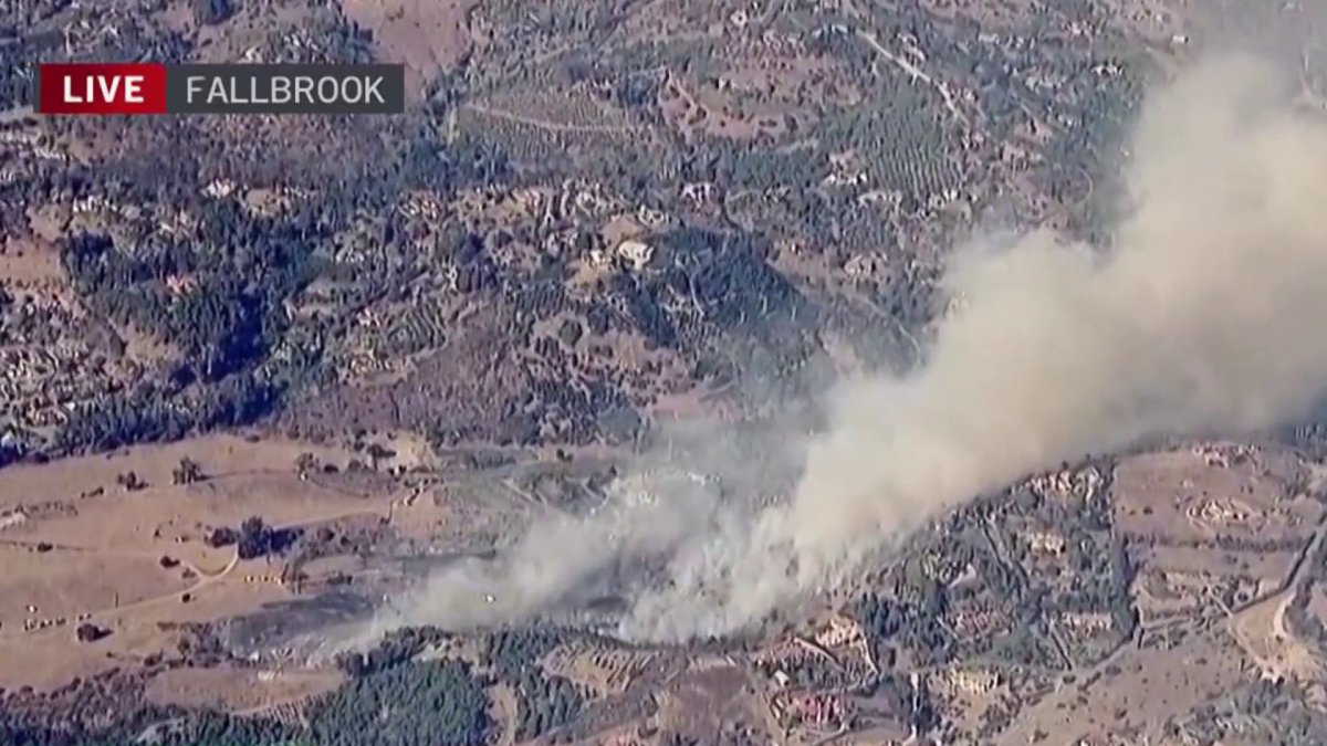 VIDEO: Brush fire prompts evacuations in Fallbrook – NBC 7 San Diego