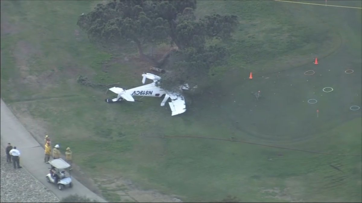 Small plane crashes at golf course in Carson. – NBC 7 San Diego