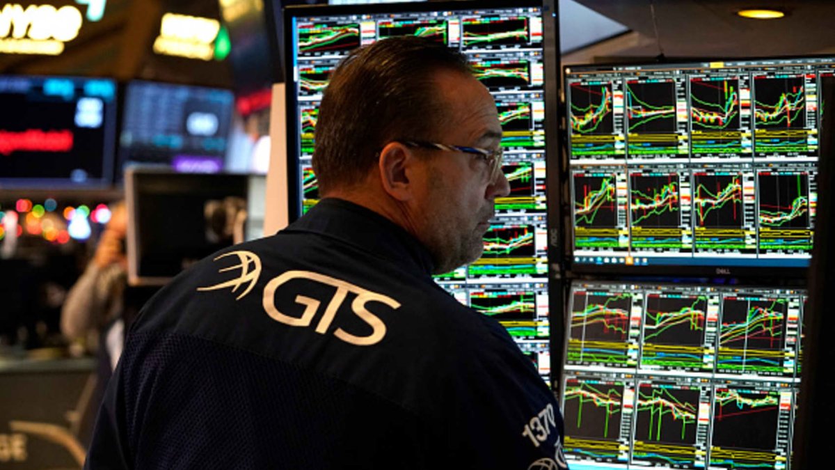 Dow surges more than 300 points, S&P 500 posts best week since period ...