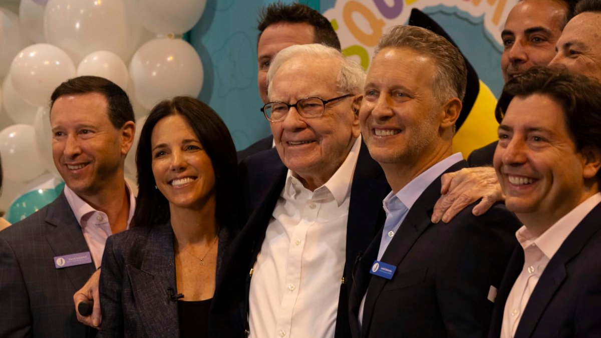 Warren Buffett’s Berkshire Hathaway scoops up more Sirius XM, boosting ...