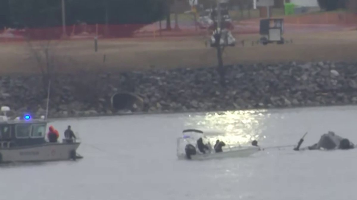 Wreckage of Army helicopter pulled from Potomac River after crash – NBC ...