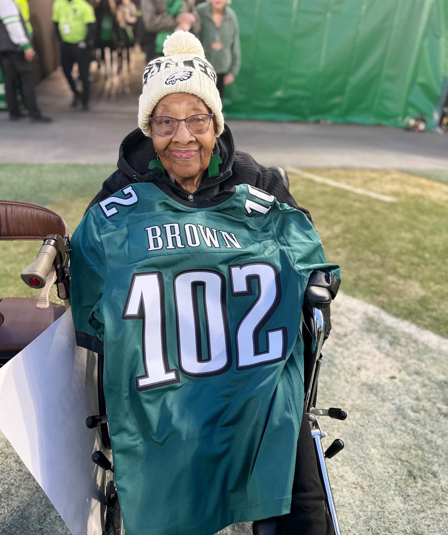 Woman, 102, has never missed an Eagles game. Her 4 simple tips for a ...