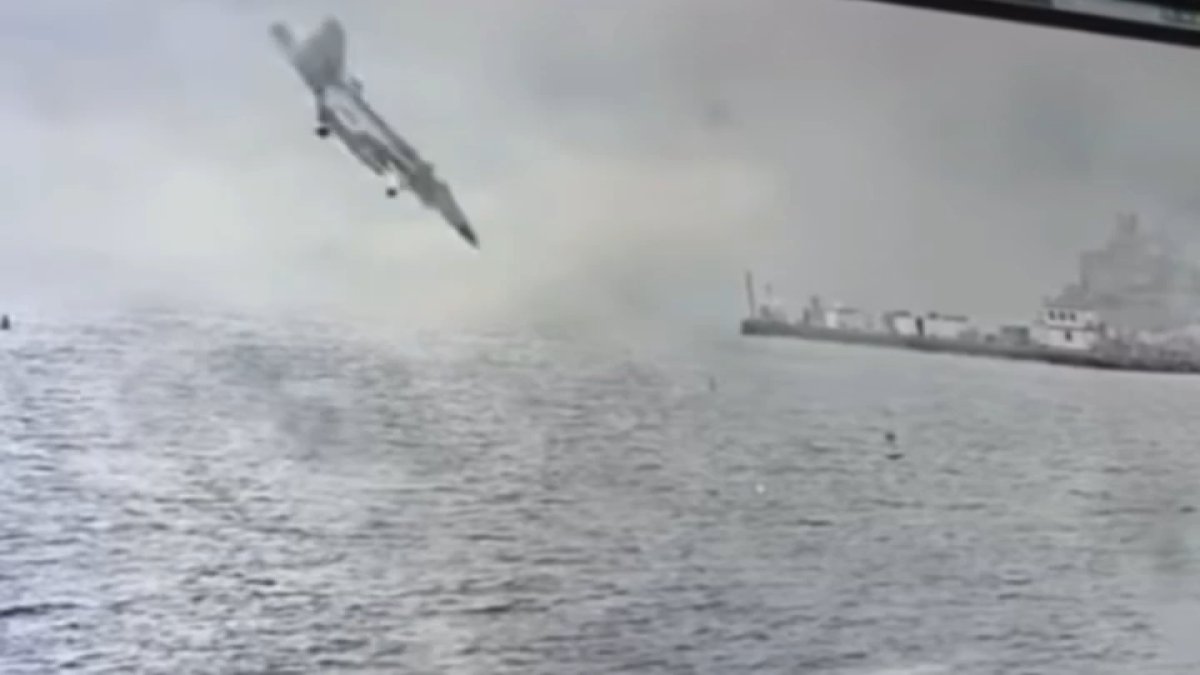 Navy works to recover fighter jet after crash into San Diego Bay – NBC ...