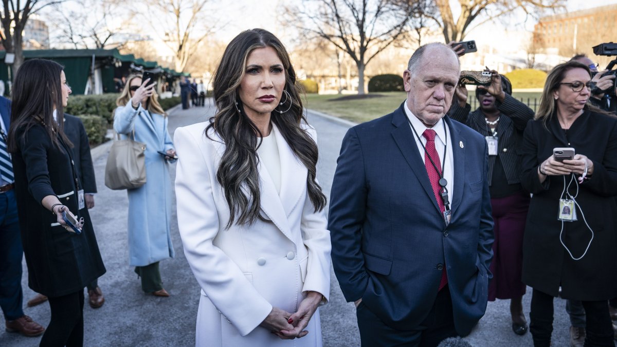 Live updates: Trump admin to pay undocumented immigrants who self ...