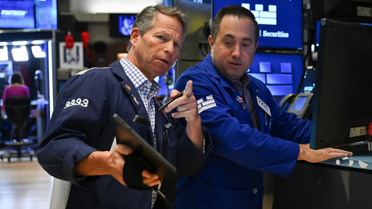 Dow closes 300 points higher on cooling oil and hopes that Israel-Iran ...