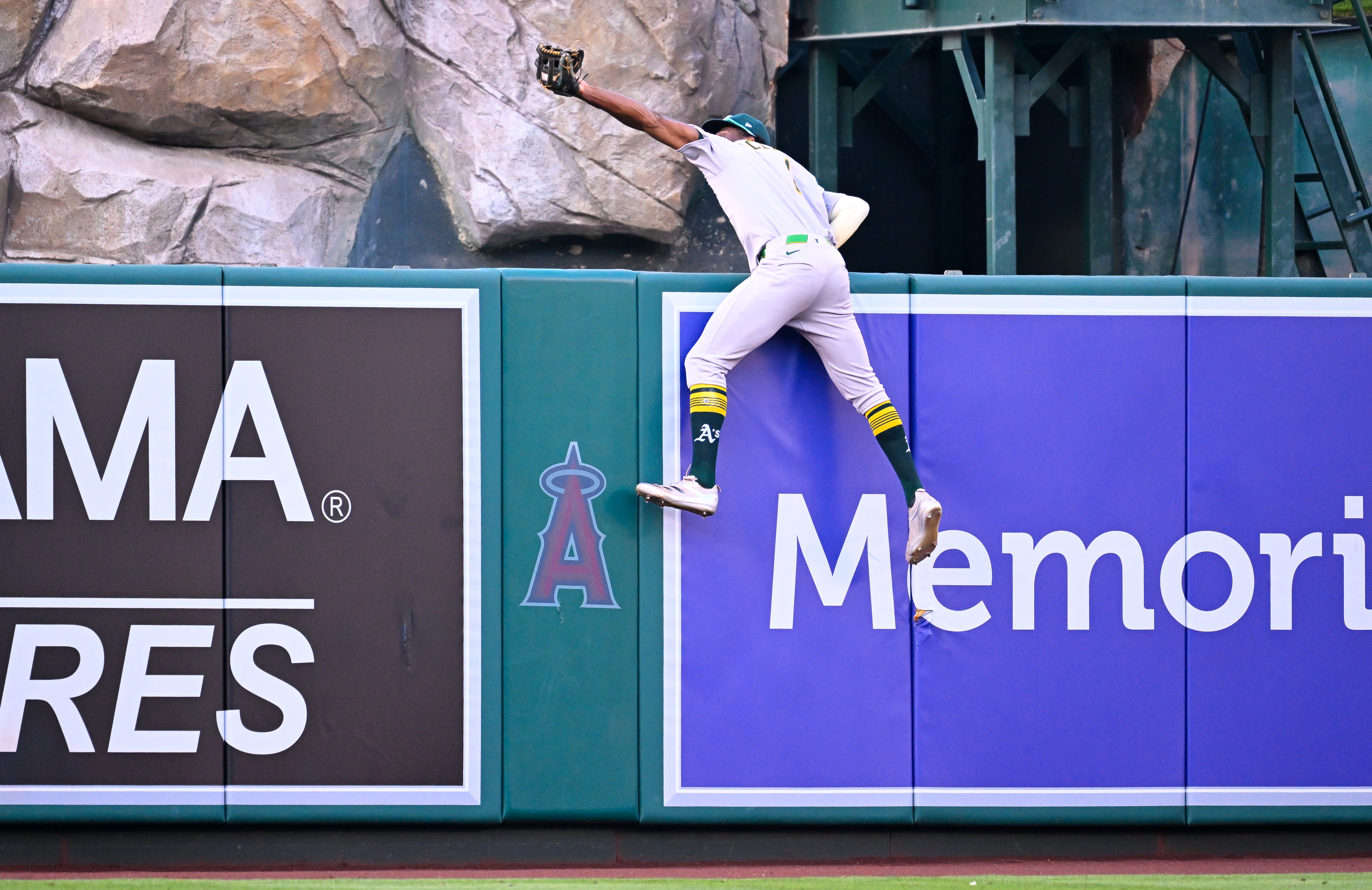 Athletics’ Denzel Clarke makes jaw-dropping catch to rob Angels homer ...