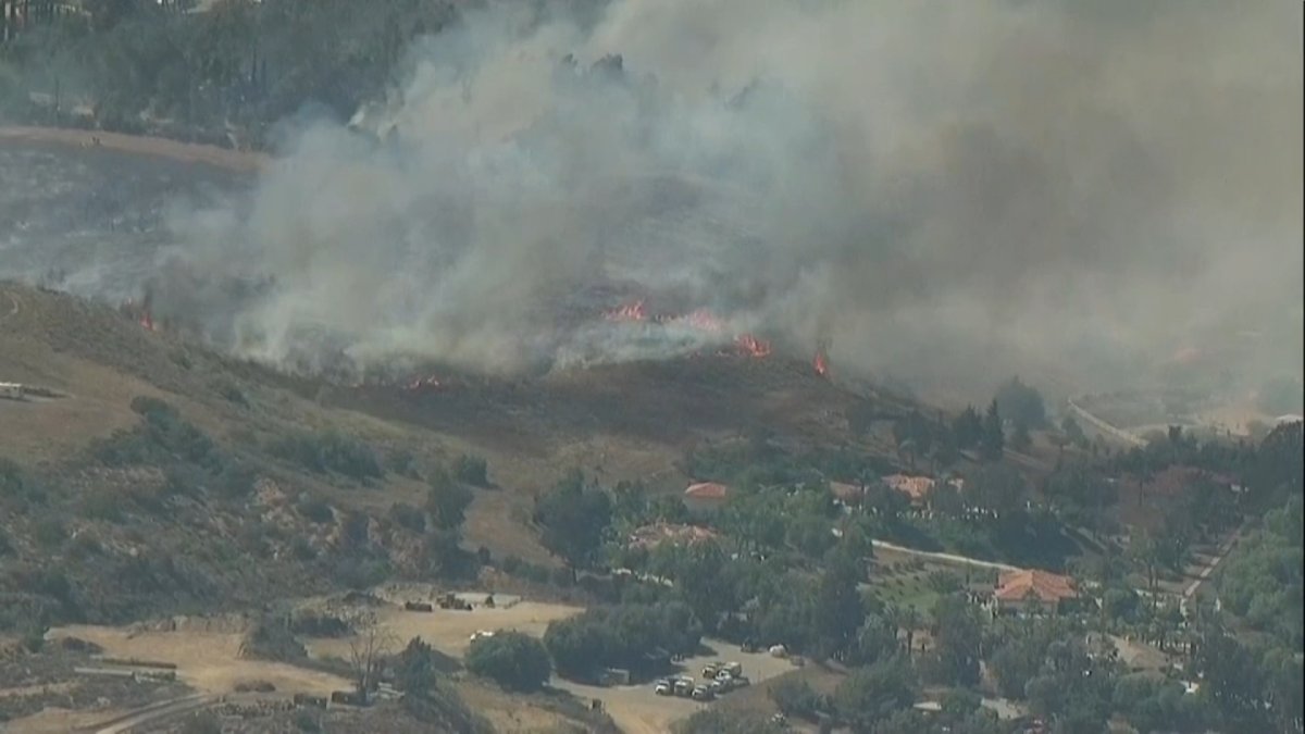 Brush fire burns near border of Bonsall and Fallbrook – NBC 7 San Diego