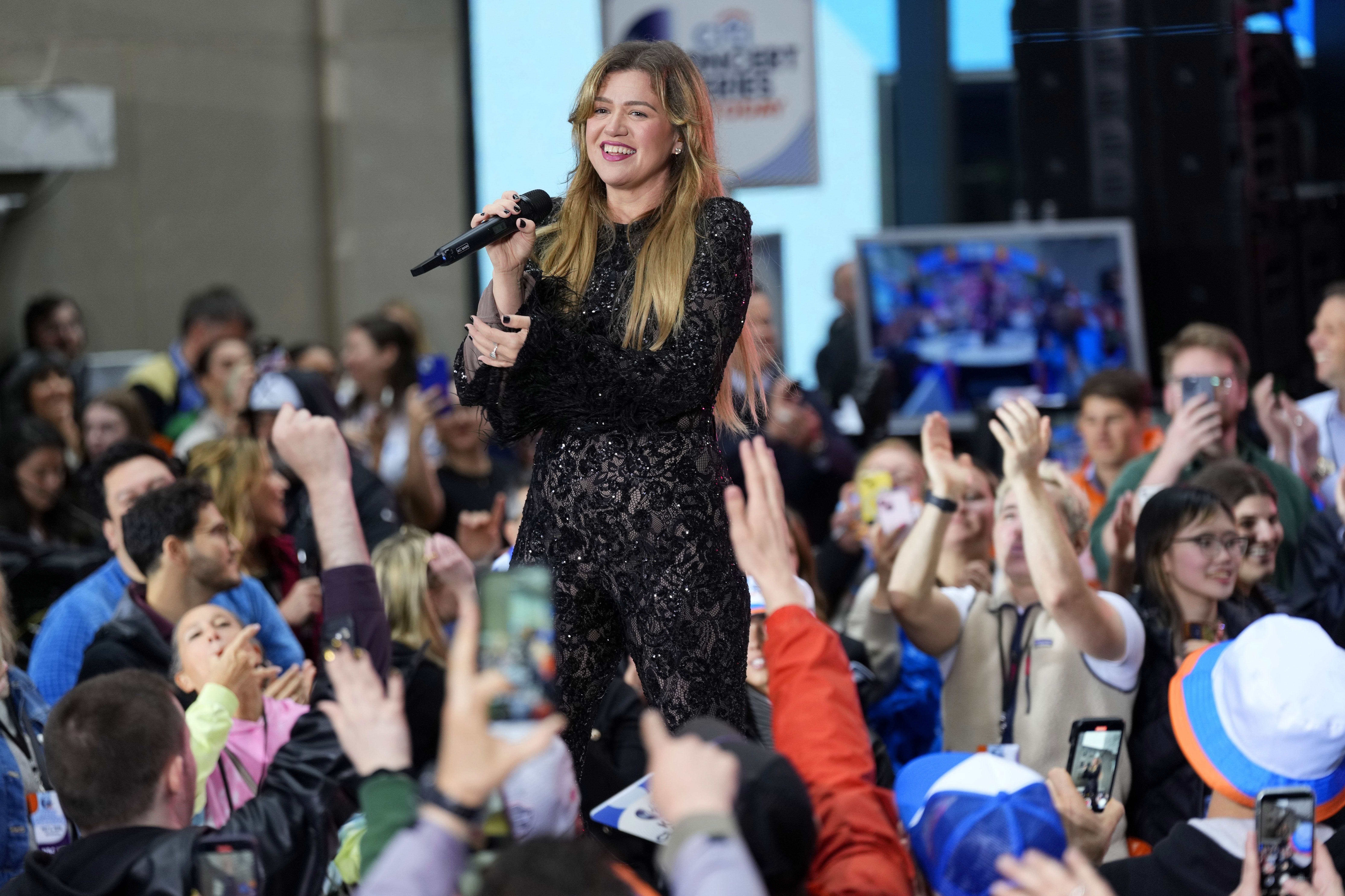 Why Kelly Clarkson says dating after her divorce is a ‘dumpster fire ...
