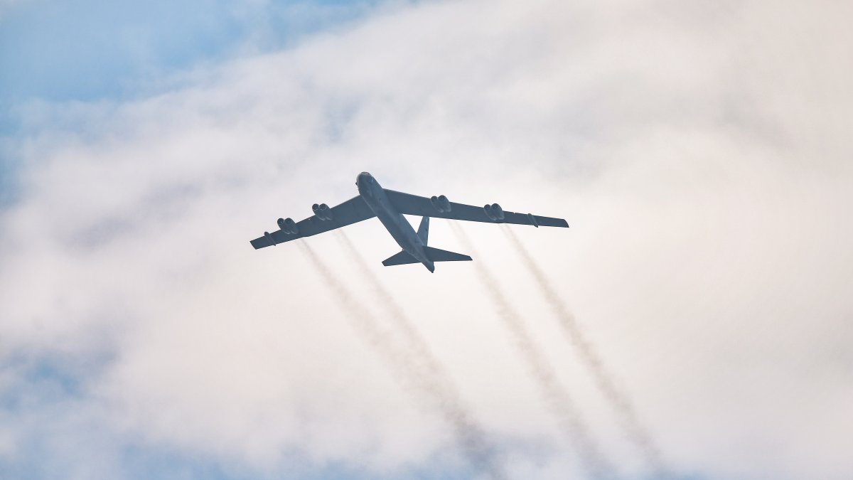 Near collision between B-52 and SkyWest jet was caught on camera – NBC ...