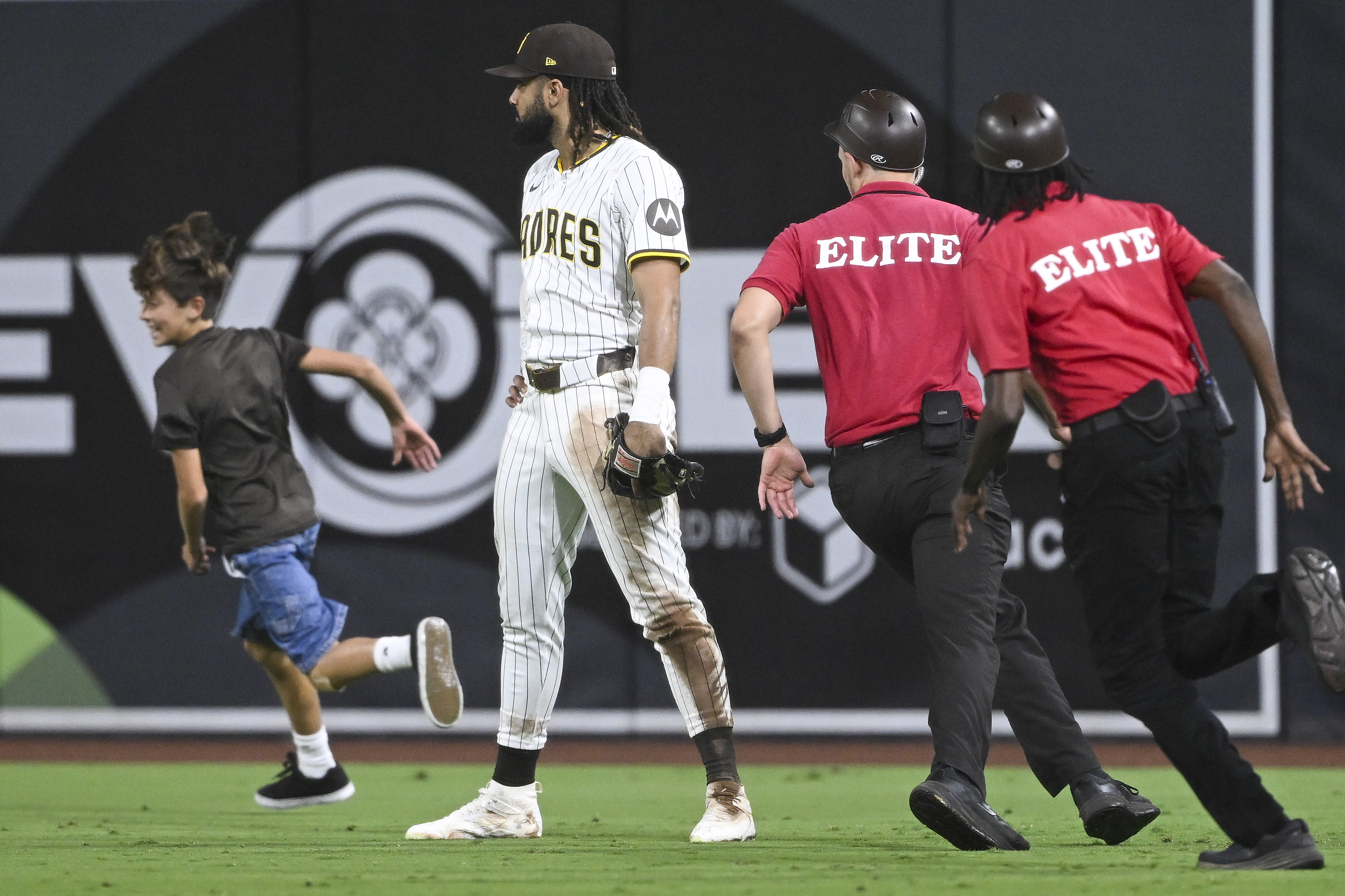 Crowd boos security for tackling young fan at Giants-Padres game – NBC ...