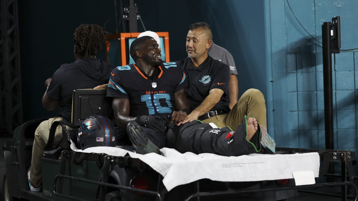 Dolphins’ Tyreek Hill suffers dislocated knee vs. Jets – NBC 7 San Diego