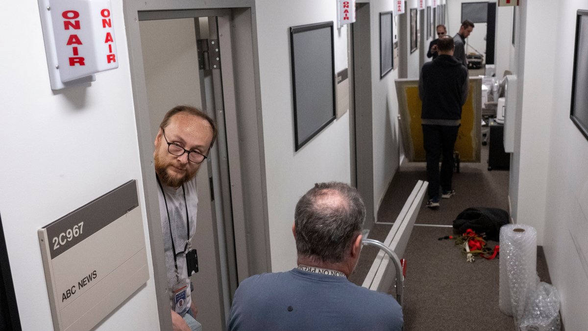 Journalists turn in their access badges and exit the Pentagon – NBC 7 ...