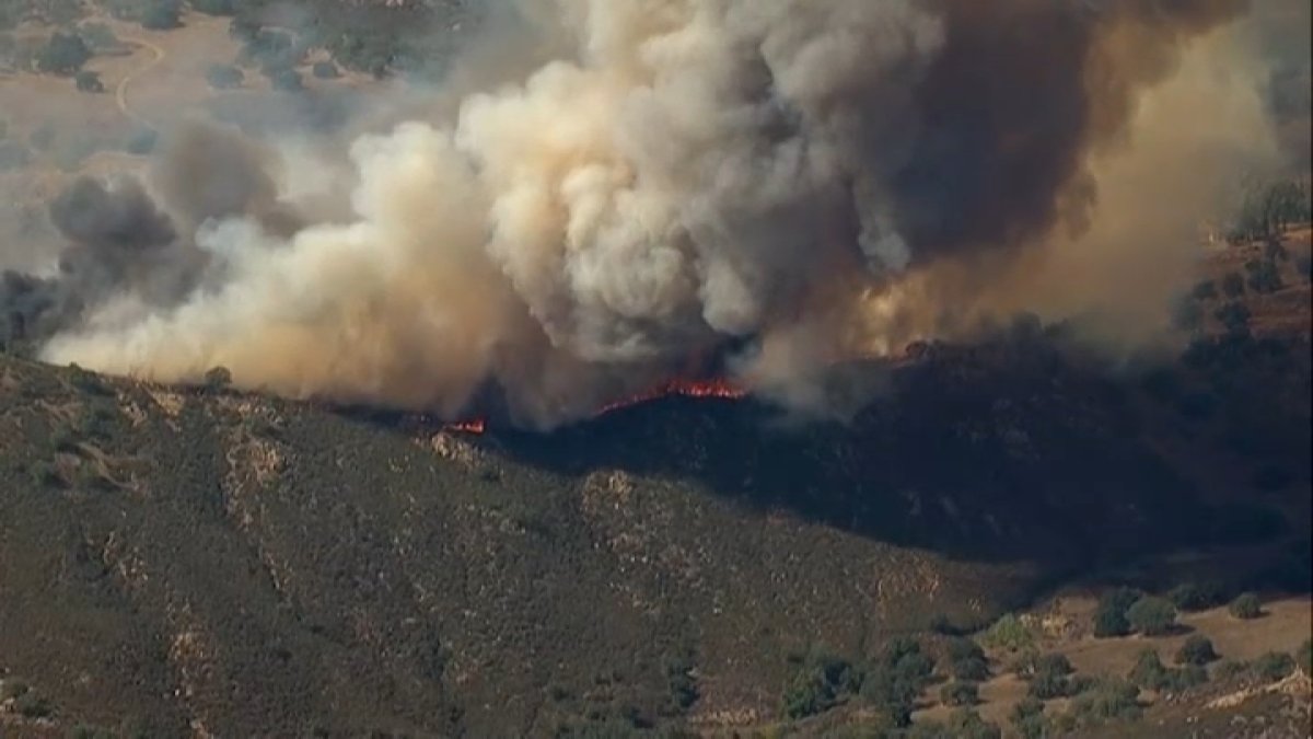 2 acre brush fire sparks in Ramona – NBC 7 San Diego