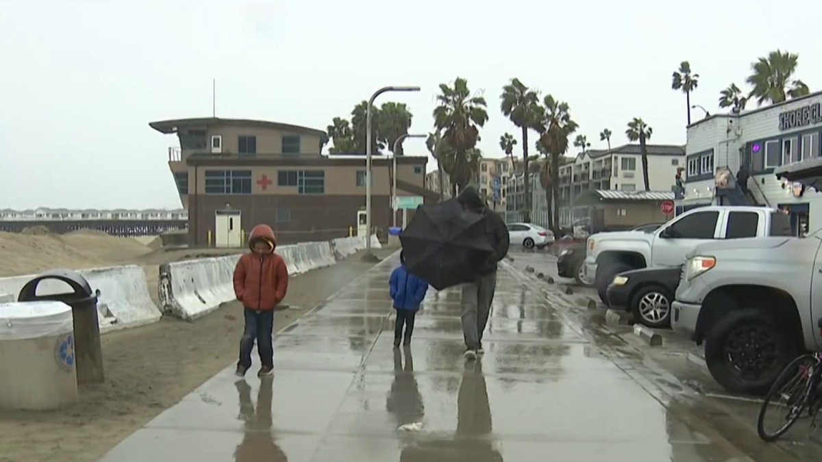 Unlucky tourists get rainy Christmas Eve in Pacific Beach – NBC 7 San Diego