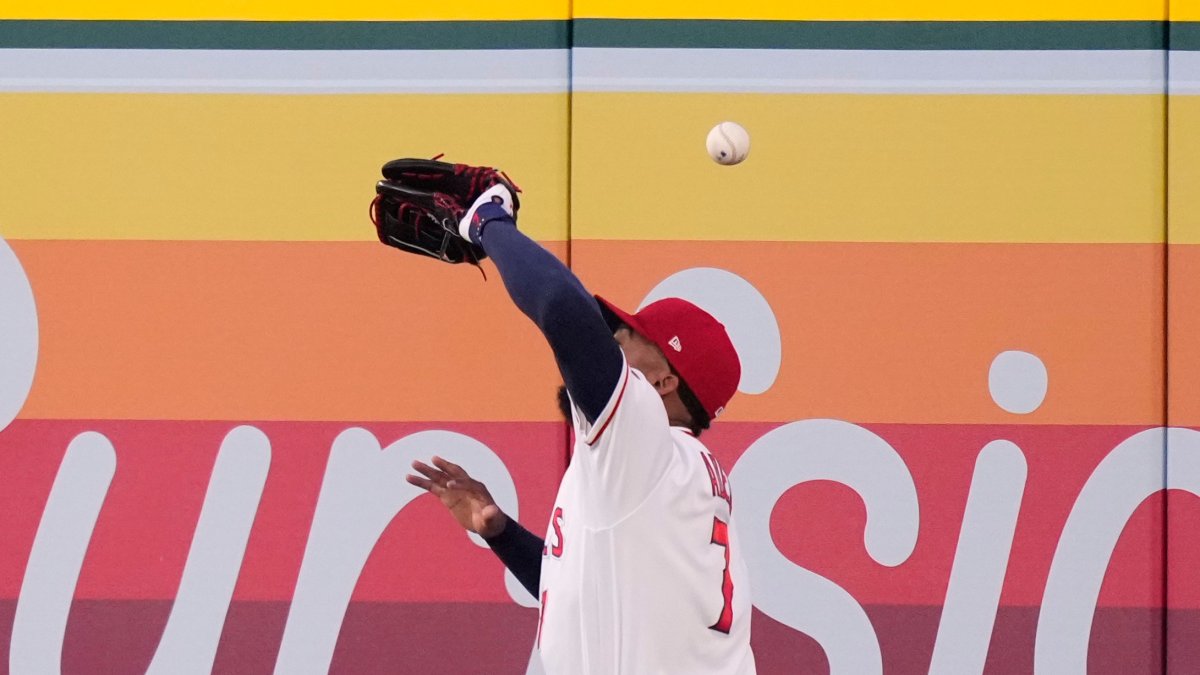 Video: Angels Jo Adell misplays flyball into home run off his head ...